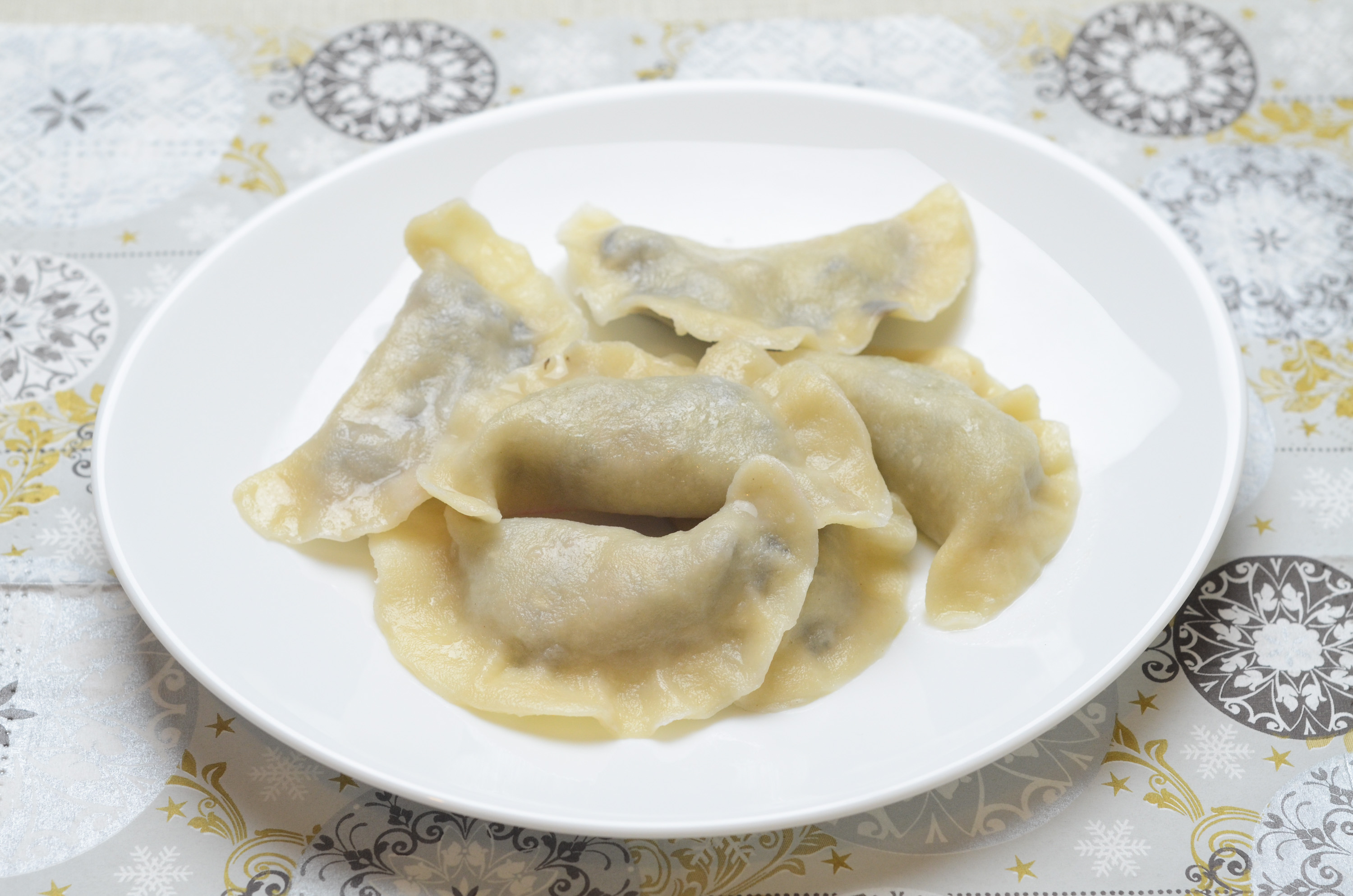 Wigilijne pierogi z grzybami - przepis