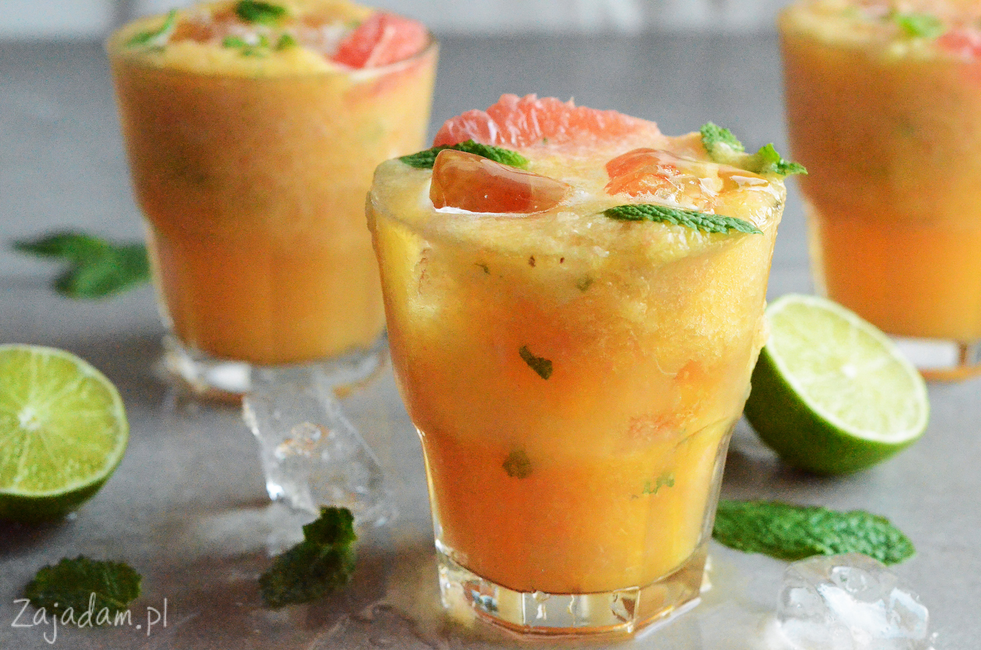 Koktajl z ananasem, grejpfrutem i pomarańczą