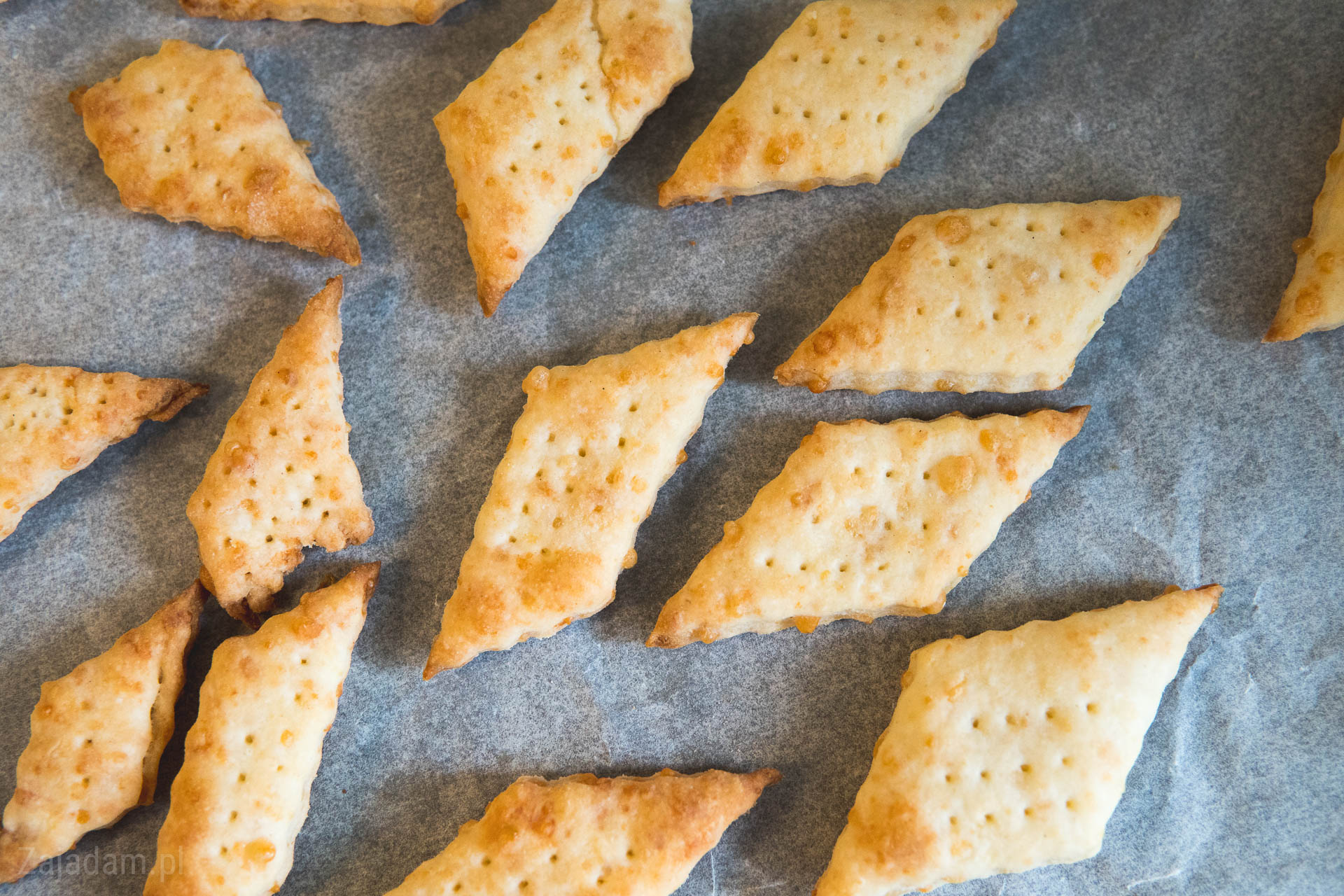Domowe krakersy serowe z parmezanem - zajadam.pl